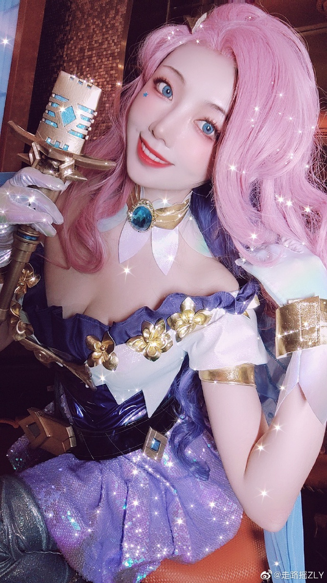 coser@走路摇ZLY在《英雄联盟》cos“星籁歌姬”萨勒芬妮 - 趣画阁