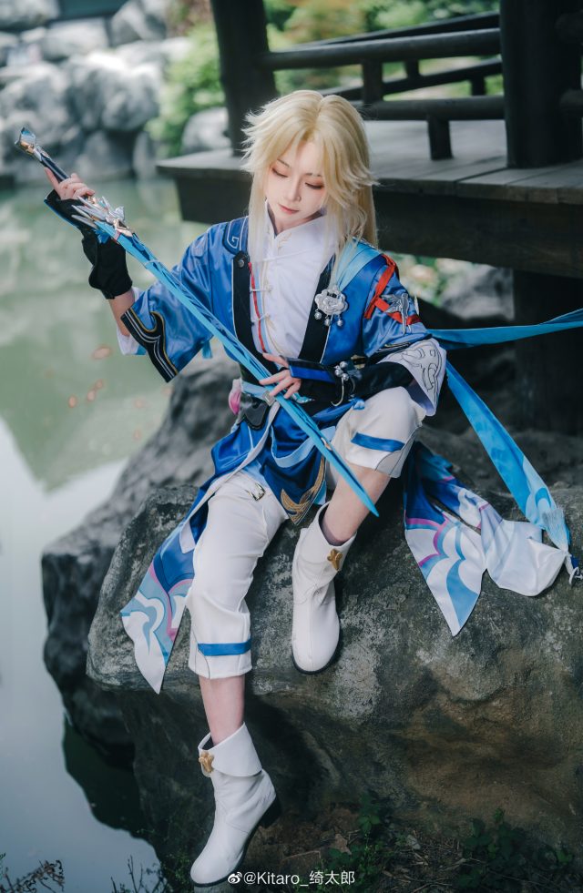 [崩坏：星穹铁道]Kitaro_绮太郎cos彦卿，英姿潇洒剑舞星空 - 趣画阁