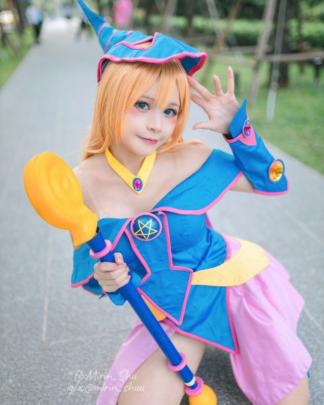 魔法与时尚的完美融合：coser Mirin_Shu化身《游戏王》黑魔导女孩 - 趣画阁