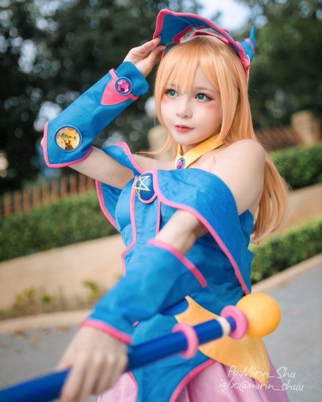 魔法与时尚的完美融合：coser Mirin_Shu化身《游戏王》黑魔导女孩 - 趣画阁