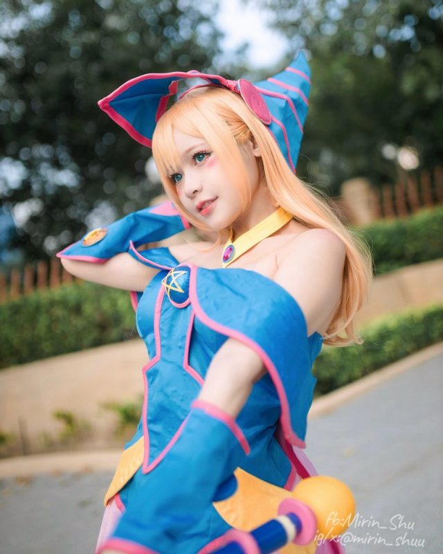 魔法与时尚的完美融合：coser Mirin_Shu化身《游戏王》黑魔导女孩 - 趣画阁